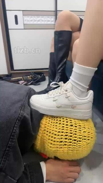 【甜甜】Playing SM with an amateur bestie - deepthroat, trample and dog tongue